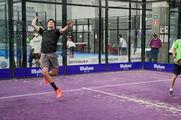The Continental Grip: The First Step to Master Padel - PadelMBA Blog